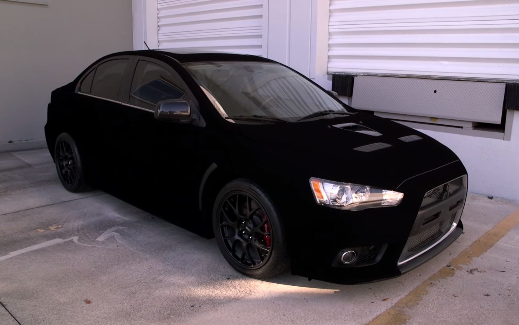 Este auto es tan negro que parece una sola silueta bidimensional (Video ...