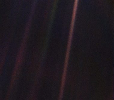 La icónica imagen del Punto Azul Pálido pone a la Tierra en perspectiva ...